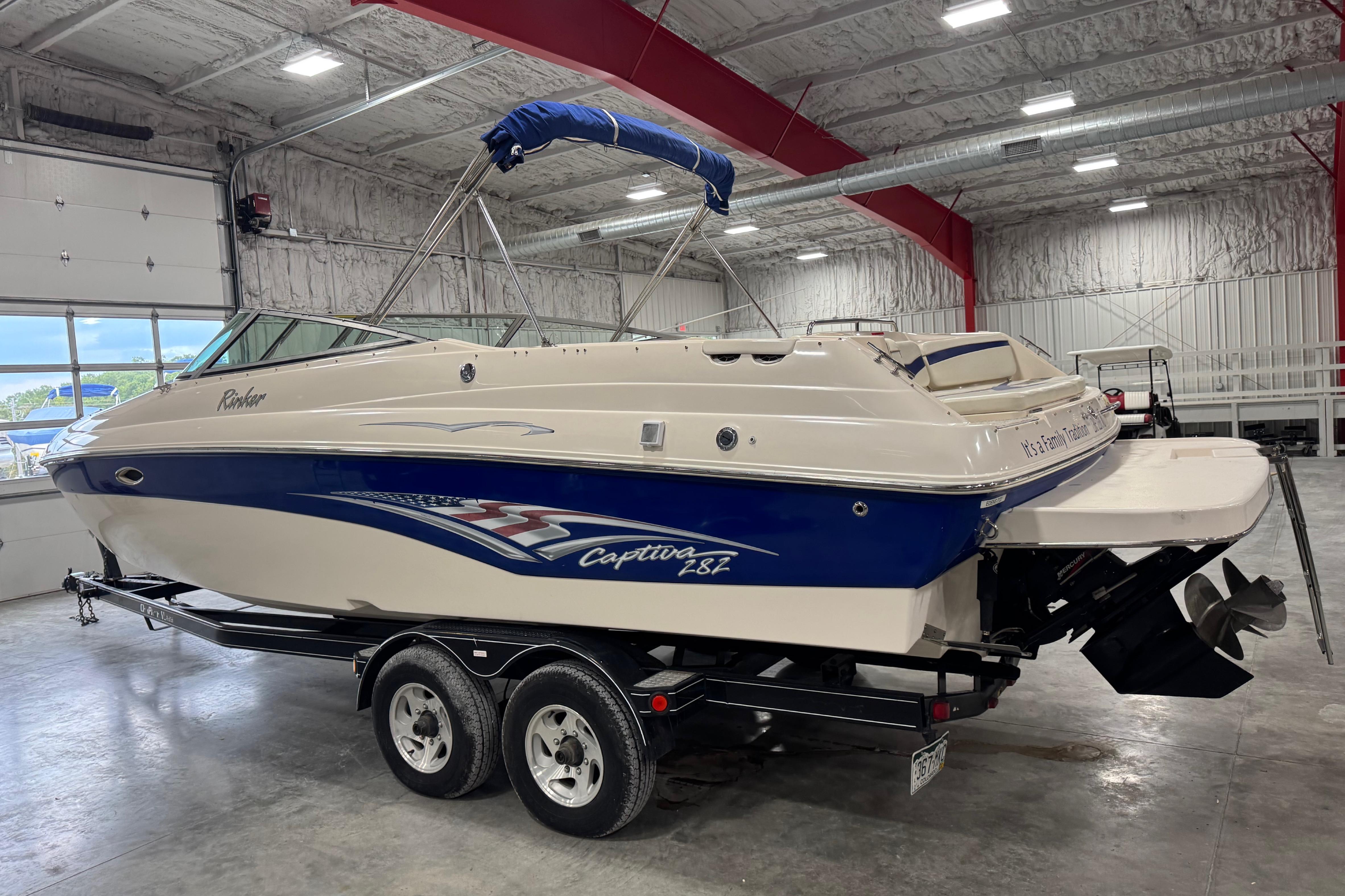 Used Rinker 282 Captiva Bowrider 2004 for sale in Sunrise Beach ...