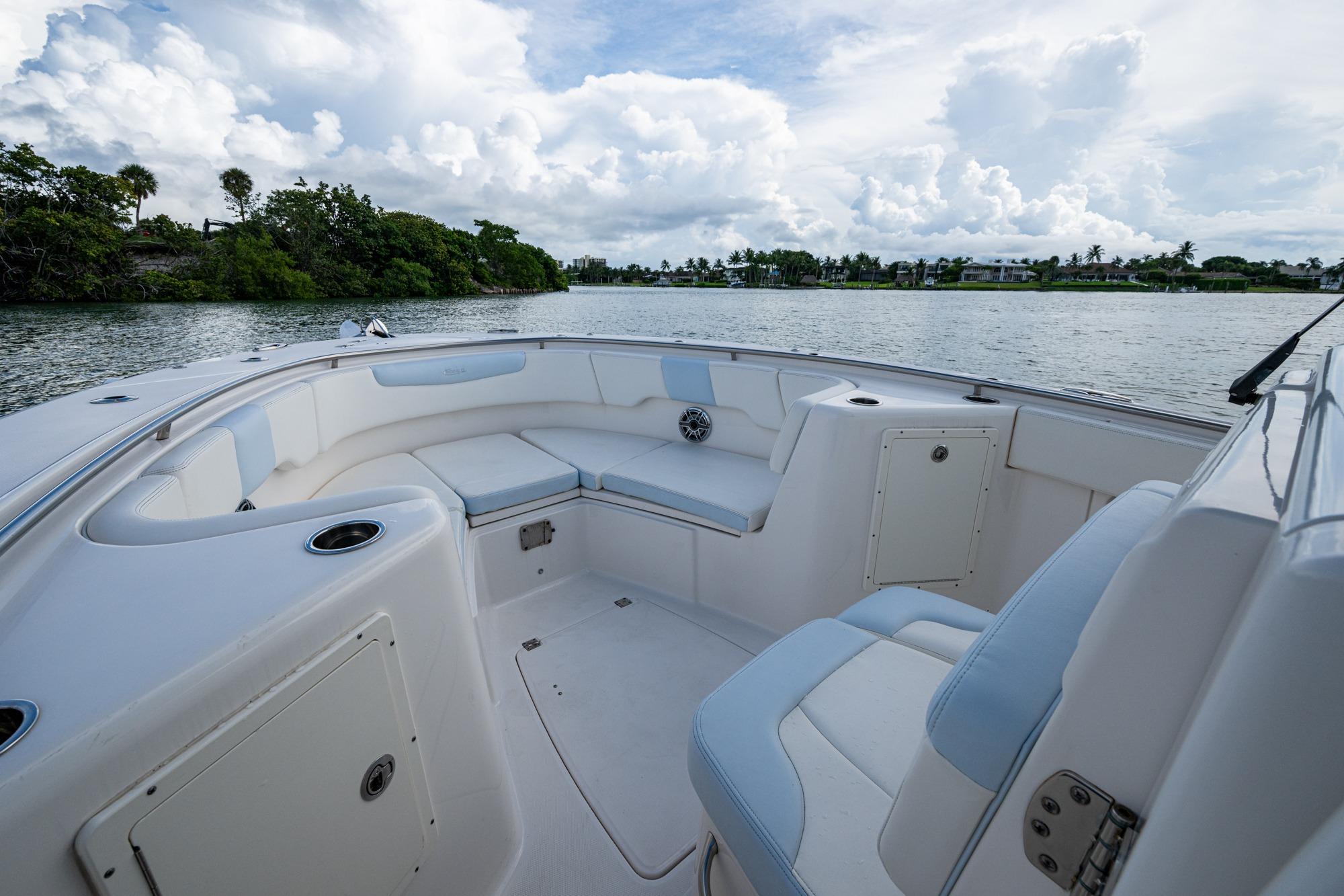 Used Robalo R302 Center Console 2023 for sale in Jupiter, Florida ...