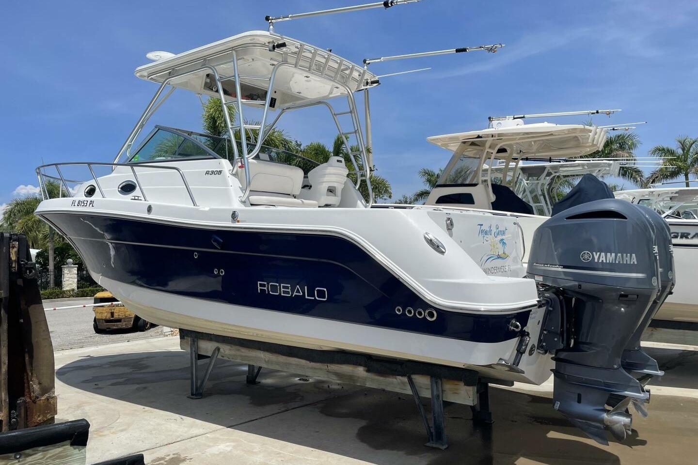 Used Robalo R305 Walkaround 2013 for sale in Fort Lauderdale, Florida ...