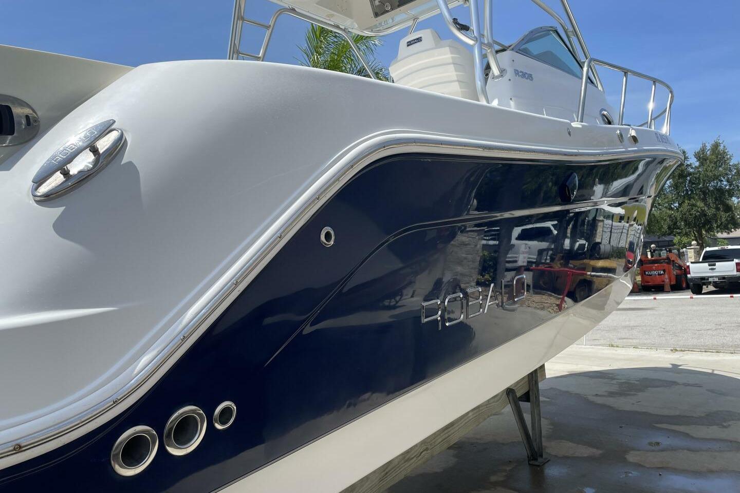Used Robalo R305 Walkaround 2013 for sale in Fort Lauderdale, Florida ...