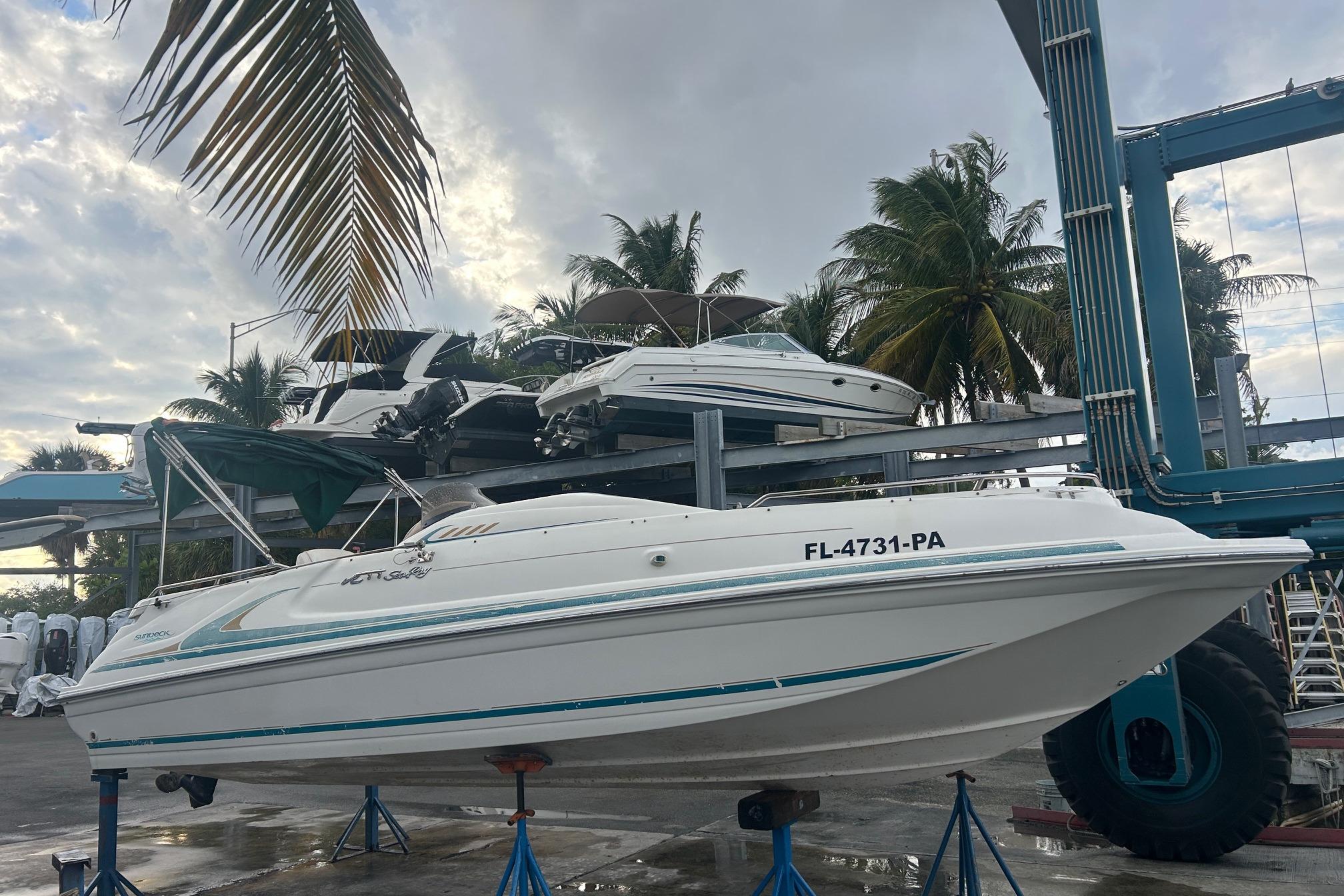 Used Sea Ray 240 Sundeck 1996 for sale in Pompano Beach, Florida ...