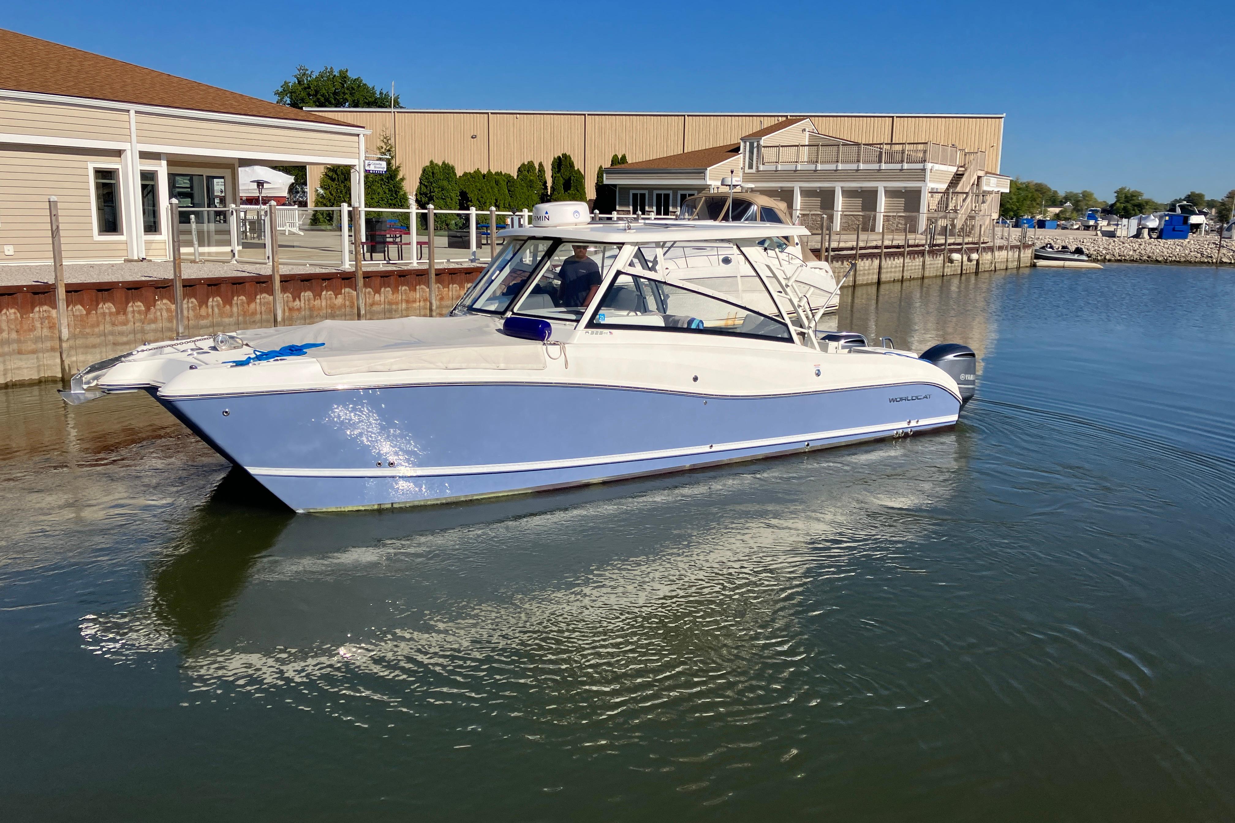 Used World Cat 320 DC 2021 for sale in Port Clinton, Ohio - Boatzon.com