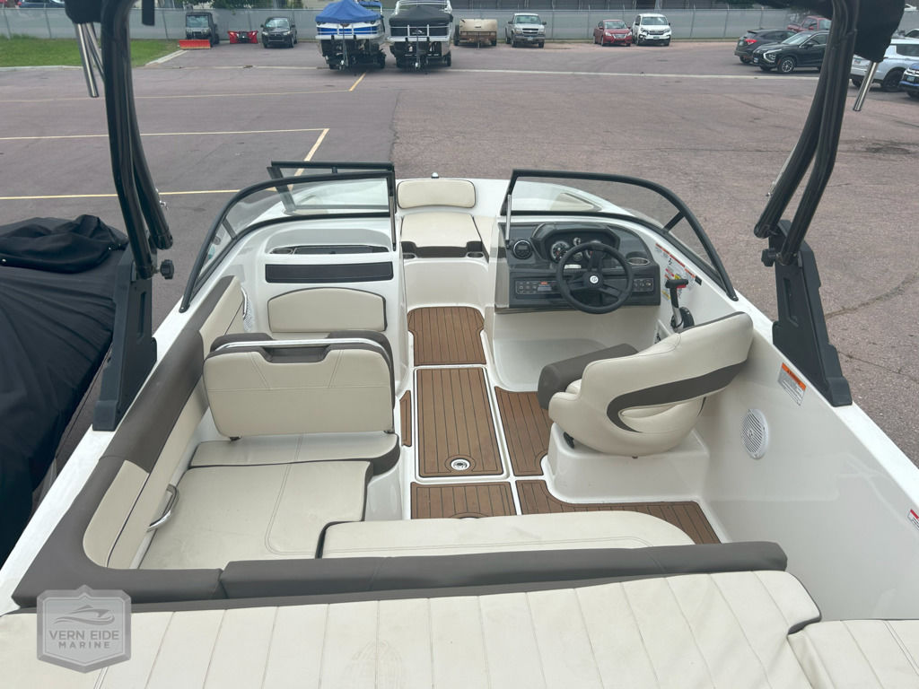 Used Bayliner VR5 Bowrider IO 2019 for sale in Sioux Falls, South Dakota - Boatzon.com