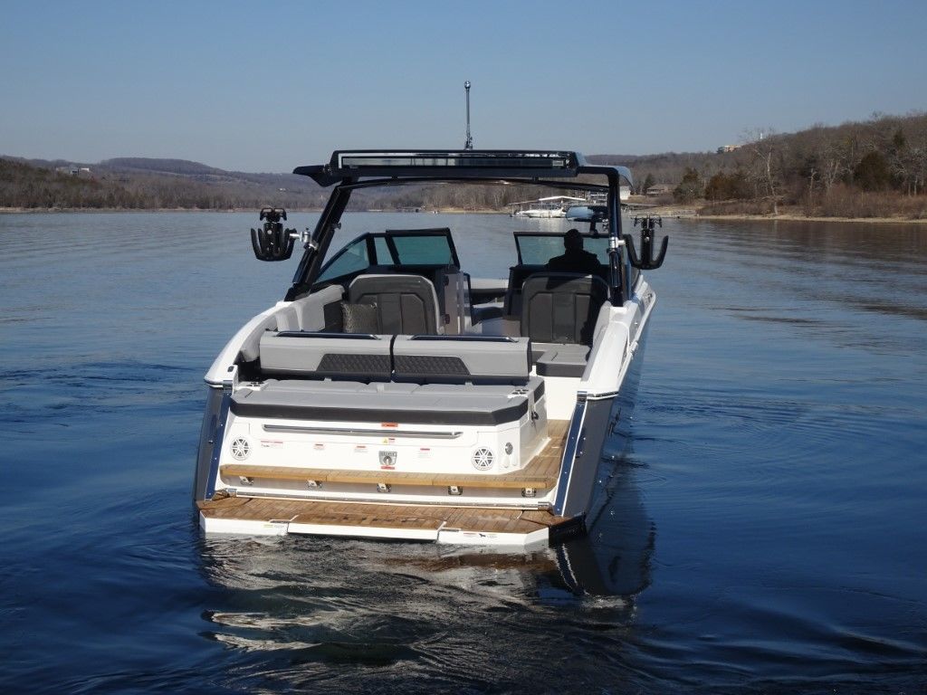 New Cobalt Boats R33 Surf 2025 for sale in Branson, Missouri - Boatzon.com